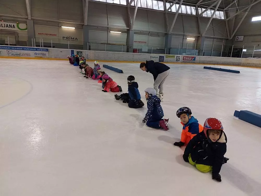 Drsanje na drsališču v Dvorani Zalog | Vrtec Vodmat - Radi vedno radovedni