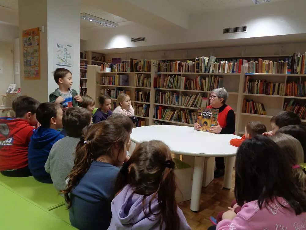 Obisk knjižnice na Osnovni šoli Vodmat | Vrtec Vodmat - Radi vedno ...