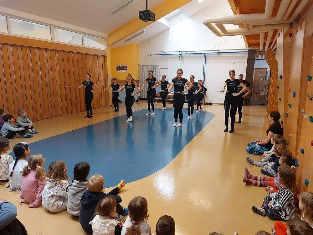 Mažoretke iz Domžal pri nas v vrtcu | Vrtec Vodmat - Radi vedno radovedni