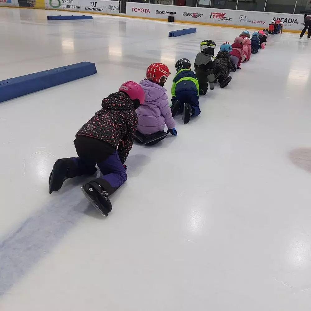 Prvi drsalni koraki na ledu | Vrtec Vodmat - Radi vedno radovedni